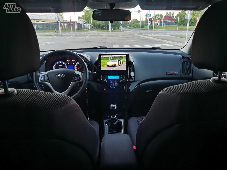 Black Hyundai i30 2012 in Siauliai, with an engine capacity of 1.60 L and mileage of 251 thousand km for 4300 €, photo 12 on AUTOMOTO.COM.LV