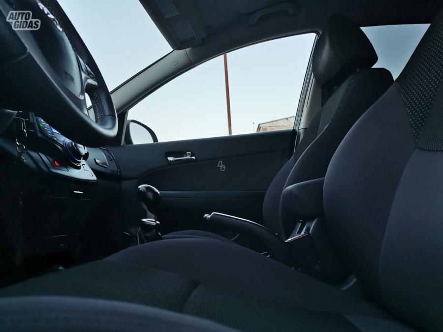 Black Hyundai i30 2012 in Siauliai, with an engine capacity of 1.60 L and mileage of 251 thousand km for 4300 €, photo 13 on AUTOMOTO.COM.LV