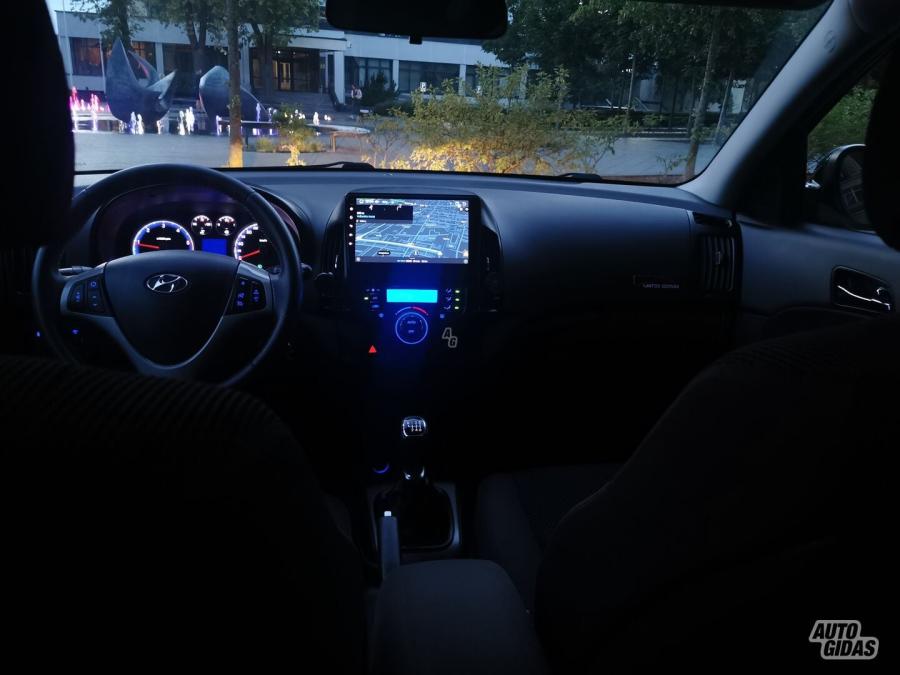 Black Hyundai i30 2012 in Siauliai, with an engine capacity of 1.60 L and mileage of 251 thousand km for 4300 €, photo 26 on AUTOMOTO.COM.LV