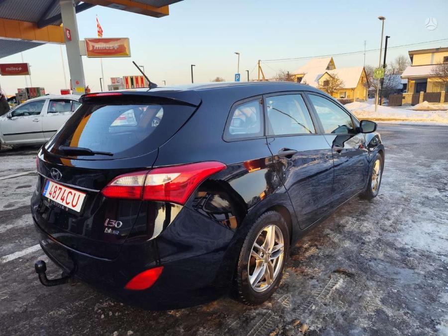 Black Hyundai i30 2013 in Alytus, with an engine capacity of 1.58 L and mileage of 277 thousand km for 3600 €, photo 3 on AUTOMOTO.COM.LV