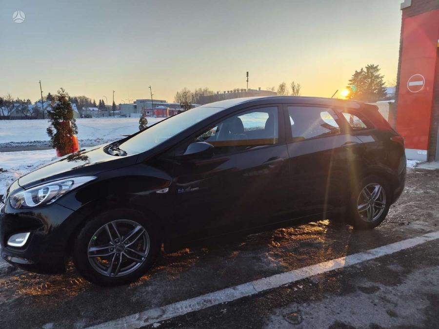 Black Hyundai i30 2013 in Alytus, with an engine capacity of 1.58 L and mileage of 277 thousand km for 3600 €, photo 4 on AUTOMOTO.COM.LV