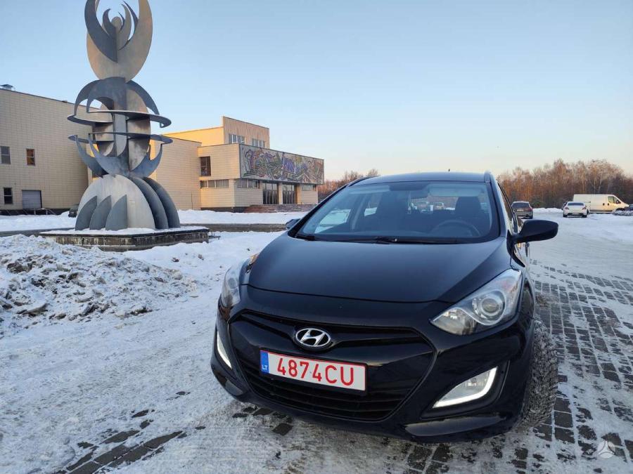 Black Hyundai i30 2013 in Alytus, with an engine capacity of 1.58 L and mileage of 277 thousand km for 3600 €, photo 10 on AUTOMOTO.COM.LV