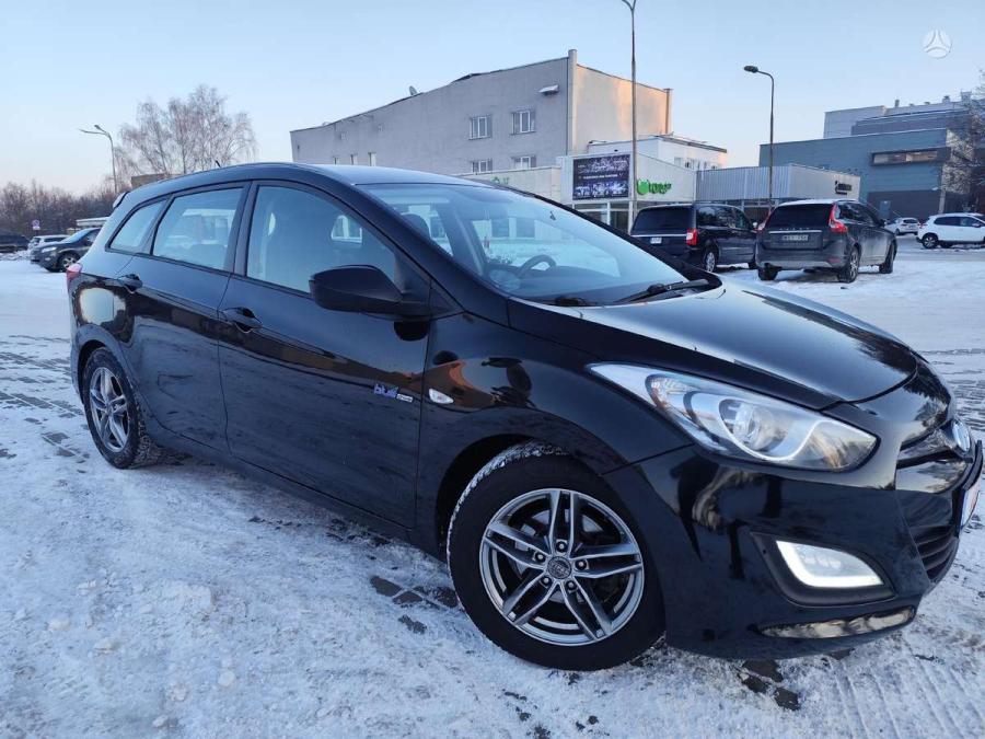 Black Hyundai i30 2013 in Alytus, with an engine capacity of 1.58 L and mileage of 277 thousand km for 3600 €, photo 11 on AUTOMOTO.COM.LV