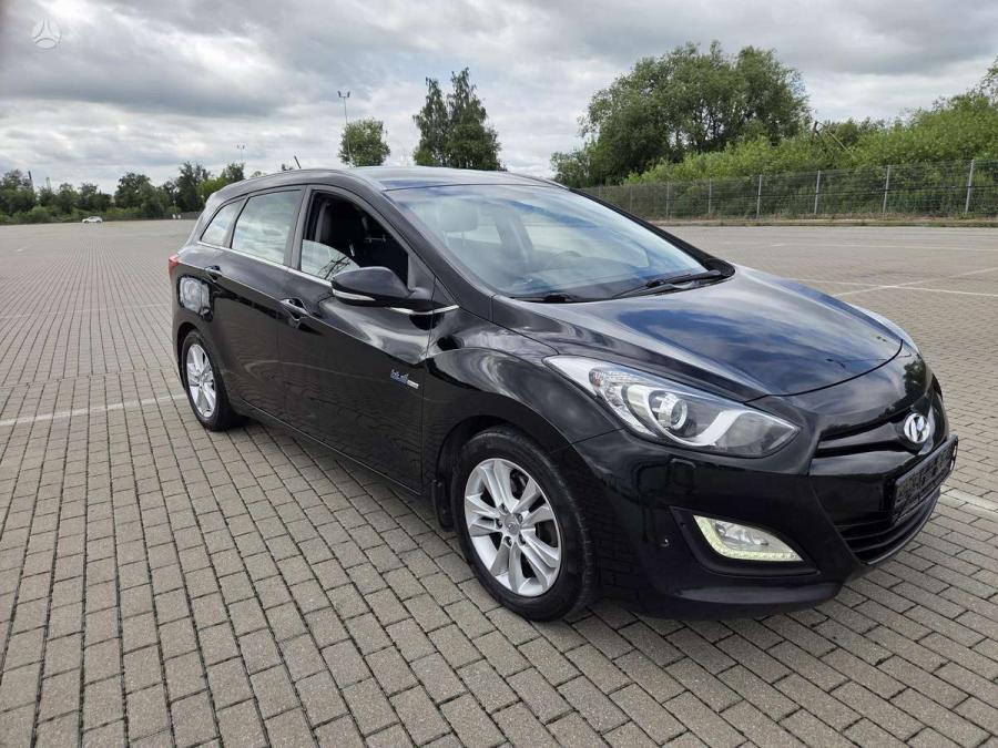 Black Hyundai i30 2013 in Marijampole, with an engine capacity of 1.59 L and mileage of 158 thousand km for 3950 €, photo 1 on AUTOMOTO.COM.LV