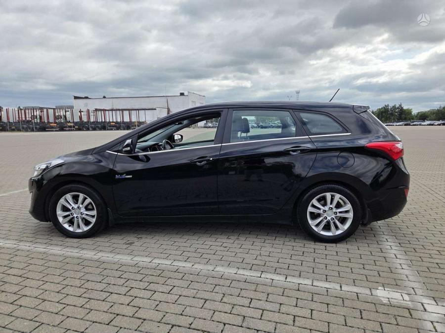 Black Hyundai i30 2013 in Marijampole, with an engine capacity of 1.59 L and mileage of 158 thousand km for 3950 €, photo 4 on AUTOMOTO.COM.LV