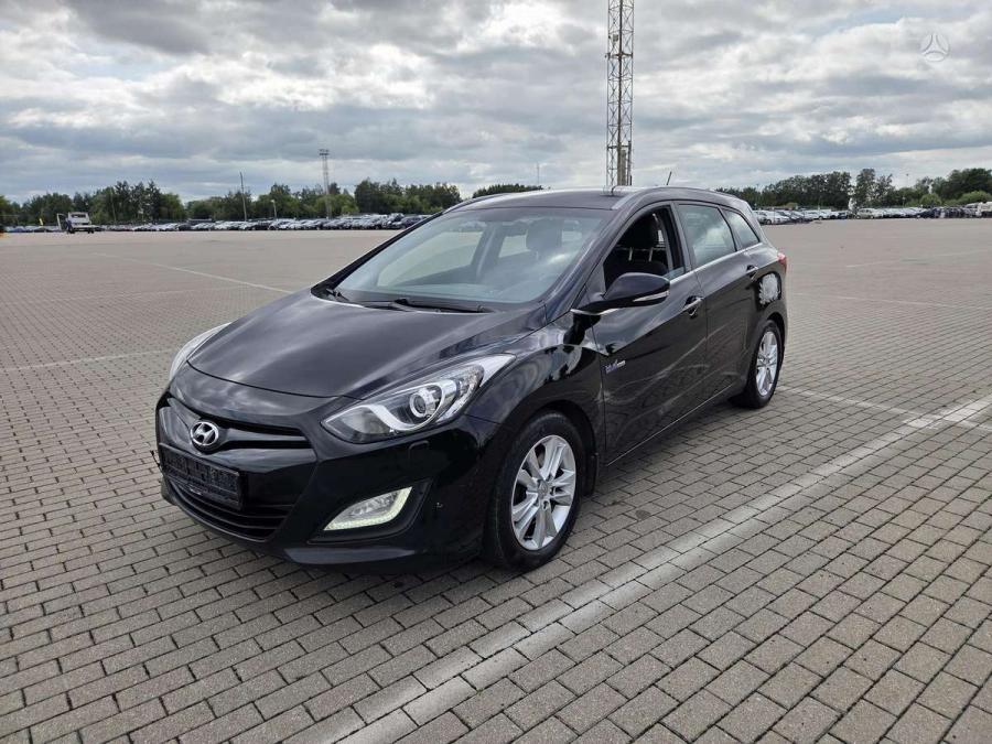 Black Hyundai i30 2013 in Marijampole, with an engine capacity of 1.59 L and mileage of 158 thousand km for 3950 €, photo 5 on AUTOMOTO.COM.LV