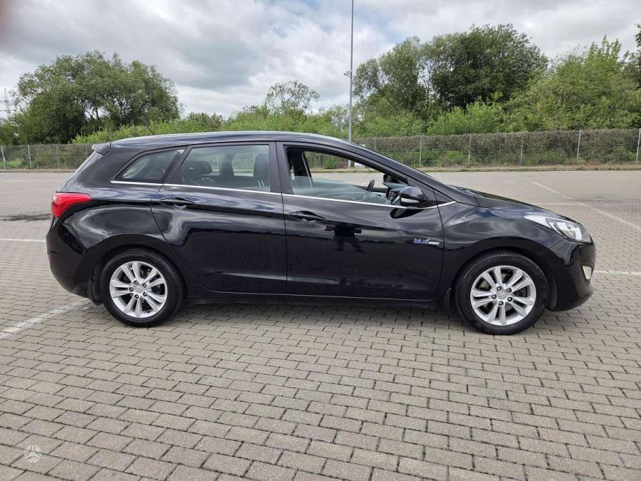 Black Hyundai i30 2013 in Marijampole, with an engine capacity of 1.59 L and mileage of 158 thousand km for 3950 €, photo 7 on AUTOMOTO.COM.LV