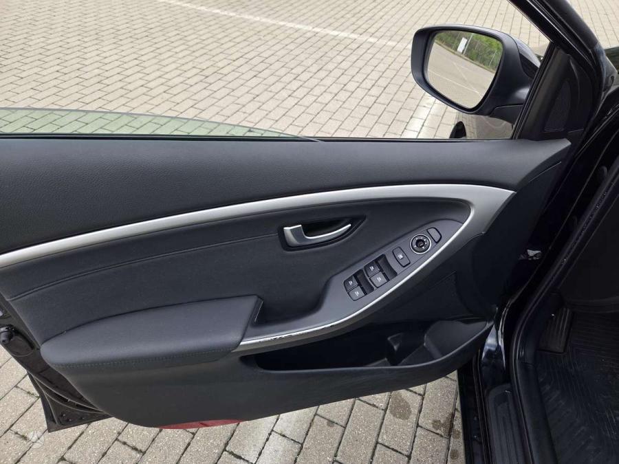 Black Hyundai i30 2013 in Marijampole, with an engine capacity of 1.59 L and mileage of 158 thousand km for 3950 €, photo 12 on AUTOMOTO.COM.LV