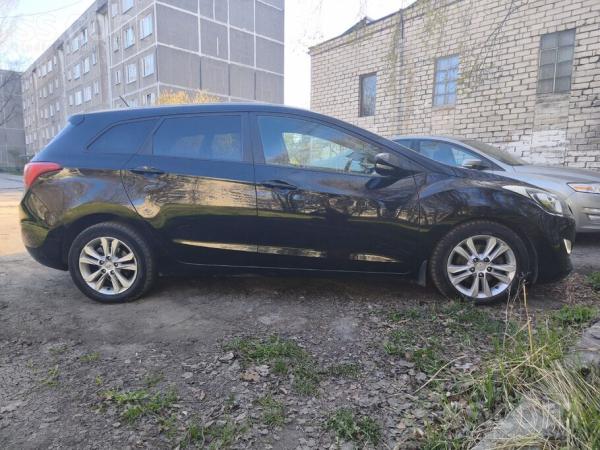 Black Hyundai i30 2014 in Riga, with an engine capacity of 1.60 L and mileage of 279 thousand km for 3050 €, photo 5 on AUTOMOTO.COM.LV