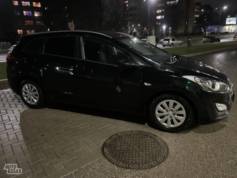 Black Hyundai i30 2016 in Kaunas, with an engine capacity of 1.60 L and mileage of 240 thousand km for 5350 €, photo 3 on AUTOMOTO.COM.LV