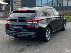 Black Hyundai i30 2023 in Kaunas, with an engine capacity of 1.00 L and mileage of 46 thousand km for 22745 €, photo 5 on AUTOMOTO.COM.LV