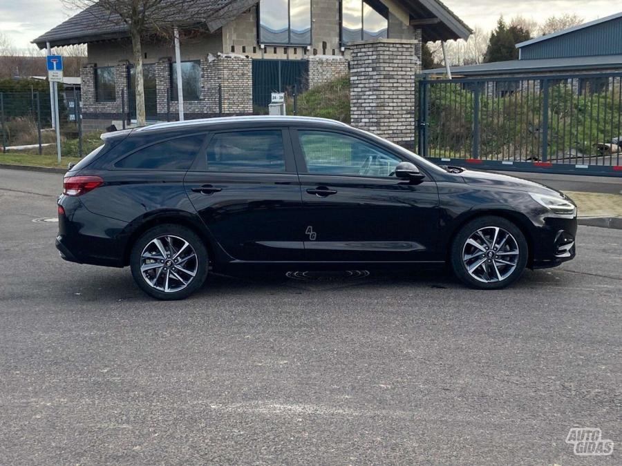 Black Hyundai i30 2023 in Kaunas, with an engine capacity of 1.00 L and mileage of 46 thousand km for 22745 €, photo 6 on AUTOMOTO.COM.LV