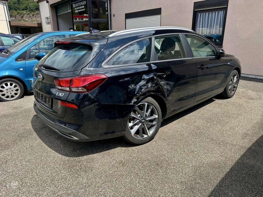 Черный Хендай i30 2023 в Тельшяй, объемом двигателя 1.48 л и пробегом 30 тыс. км за 14500 €, фото 5 на AUTOMOTO.COM.LV