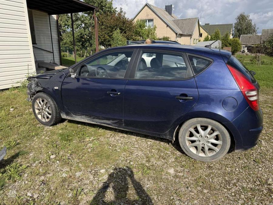 Blue Hyundai i30 2008 in Kaunas, with an engine capacity of 1.58 L and mileage of 218 thousand km for 500 €, photo 1 on AUTOMOTO.COM.LV