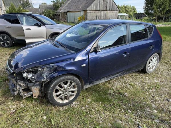 Blue Hyundai i30 2008 in Kaunas, with an engine capacity of 1.58 L and mileage of 218 thousand km for 500 €, photo 5 on AUTOMOTO.COM.LV