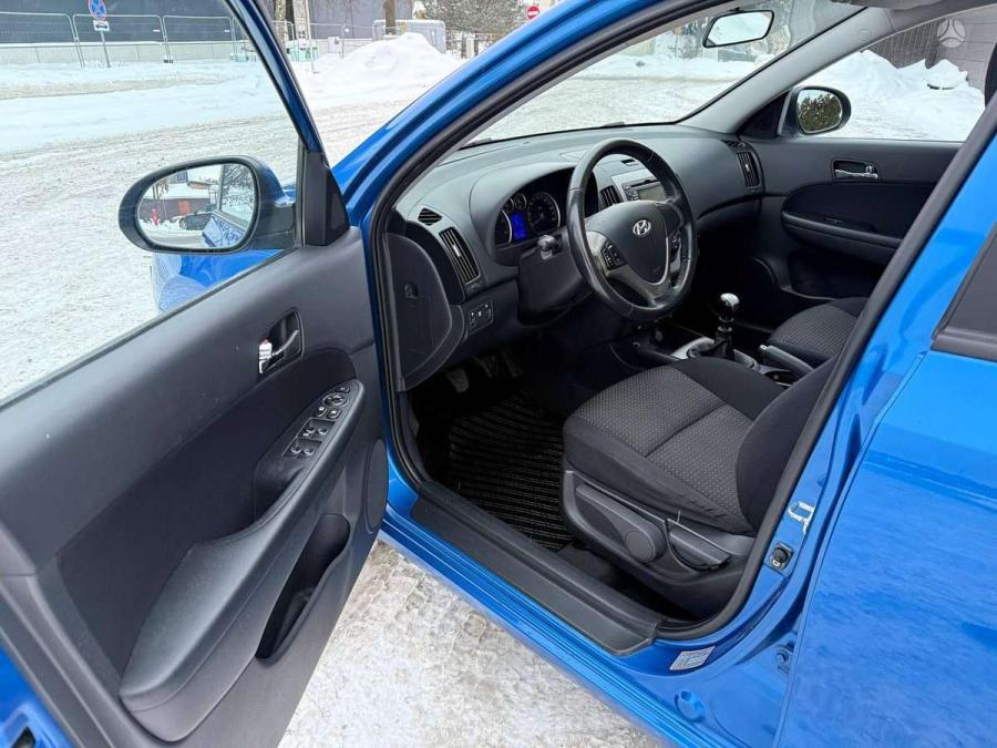Blue Hyundai i30 2010 in Kaunas, with an engine capacity of 1.58 L and mileage of 333 thousand km for 2300 €, photo 6 on AUTOMOTO.COM.LV