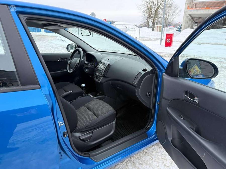 Blue Hyundai i30 2010 in Kaunas, with an engine capacity of 1.58 L and mileage of 333 thousand km for 2300 €, photo 10 on AUTOMOTO.COM.LV