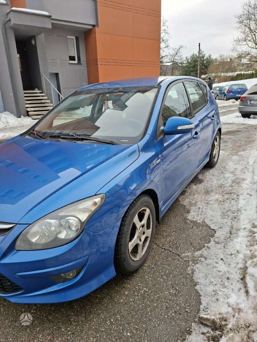 Blue Hyundai i30 2010 in Vilnius, with an engine capacity of 1.58 L and mileage of 273 thousand km for 1150 €, photo 5 on AUTOMOTO.COM.LV