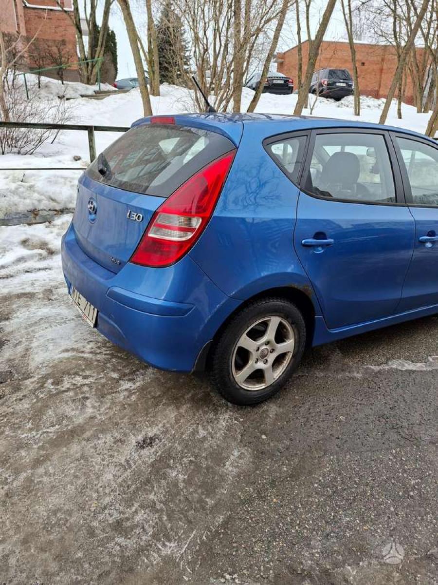 Blue Hyundai i30 2010 in Vilnius, with an engine capacity of 1.58 L and mileage of 273 thousand km for 1150 €, photo 6 on AUTOMOTO.COM.LV
