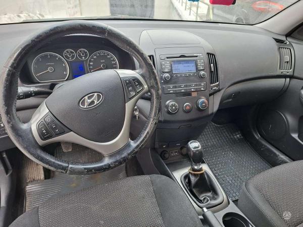 Blue Hyundai i30 2010 in Vilnius, with an engine capacity of 1.58 L and mileage of 273 thousand km for 1150 €, photo 9 on AUTOMOTO.COM.LV