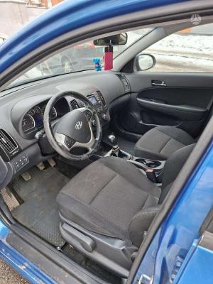 Blue Hyundai i30 2010 in Vilnius, with an engine capacity of 1.58 L and mileage of 273 thousand km for 1150 €, photo 11 on AUTOMOTO.COM.LV