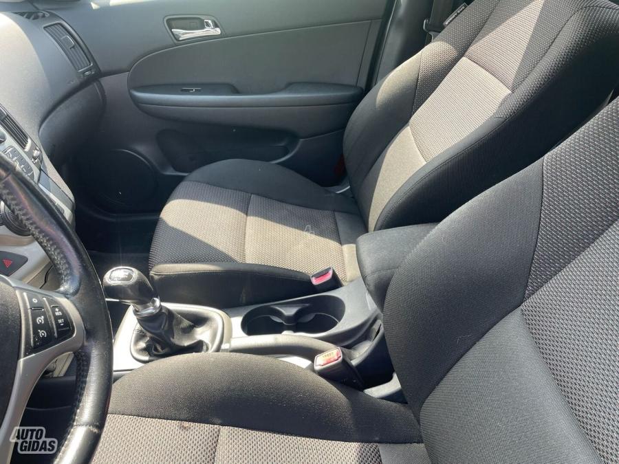 Blue Hyundai i30 2011 in Vilnius, with an engine capacity of 1.60 L and mileage of 264 thousand km for 1200 €, photo 9 on AUTOMOTO.COM.LV