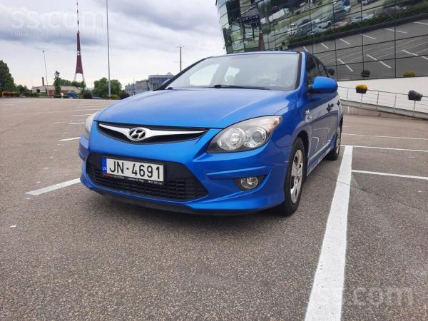 Blue Hyundai i30 2011 in Riga, with an engine capacity of 1.40 L and mileage of 310 thousand km for 1100 €, photo 1 on AUTOMOTO.COM.LV