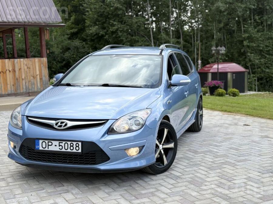 Blue Hyundai i30 2011 in Cesis, with an engine capacity of 1.60 L and mileage of 213 thousand km for 2500 €, photo 3 on AUTOMOTO.COM.LV