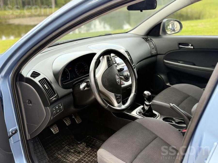 Blue Hyundai i30 2011 in Cesis, with an engine capacity of 1.60 L and mileage of 213 thousand km for 2500 €, photo 11 on AUTOMOTO.COM.LV