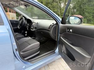 Blue Hyundai i30 2011 in Cesis, with an engine capacity of 1.60 L and mileage of 213 thousand km for 2500 €, photo 15 on AUTOMOTO.COM.LV