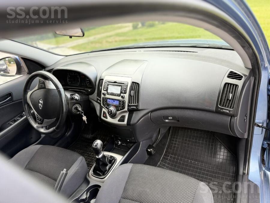 Blue Hyundai i30 2011 in Cesis, with an engine capacity of 1.60 L and mileage of 213 thousand km for 2500 €, photo 16 on AUTOMOTO.COM.LV
