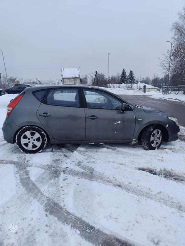 Brown Hyundai i30 2009 in Vilnius, with an engine capacity of 1.58 L and mileage of 366 thousand km for 1500 €, photo 7 on AUTOMOTO.COM.LV