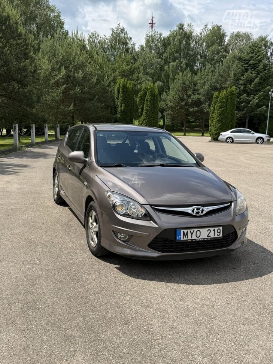 Brown Hyundai i30 2011 in Alytus, with an engine capacity of 1.40 L and mileage of 171 thousand km for 3000 €, photo 1 on AUTOMOTO.COM.LV