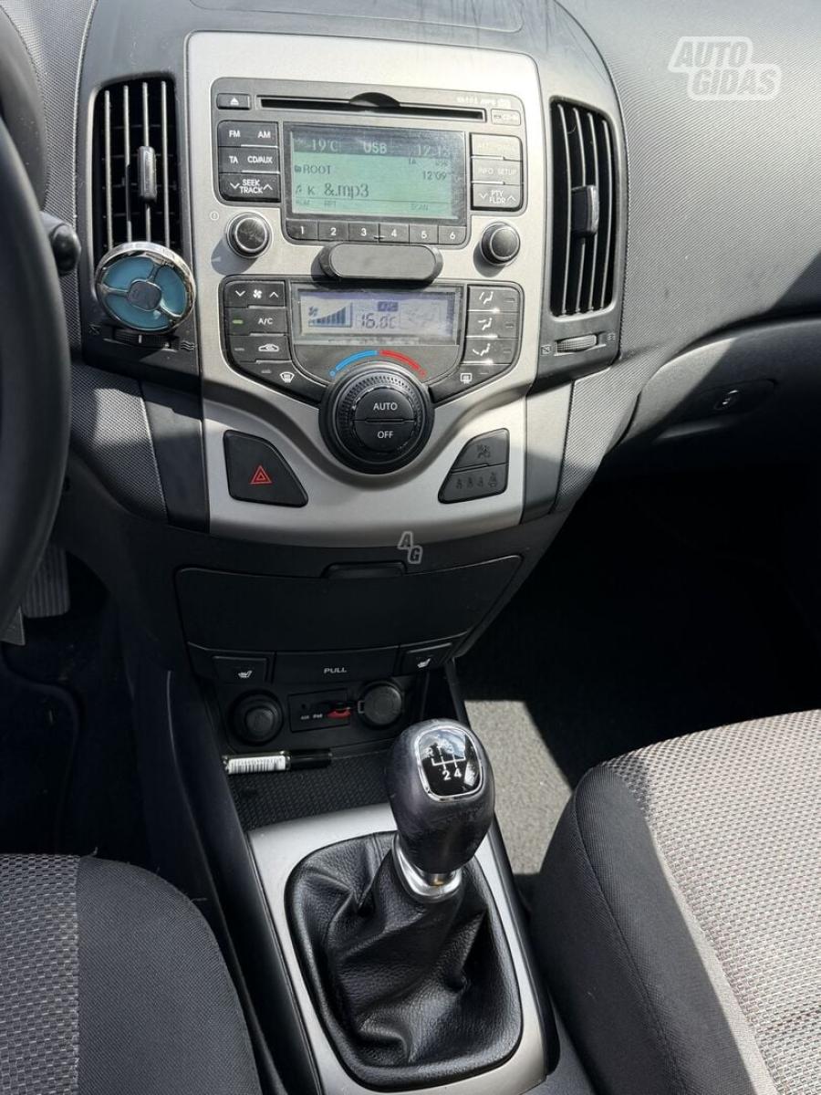 Brown Hyundai i30 2011 in Alytus, with an engine capacity of 1.40 L and mileage of 171 thousand km for 3000 €, photo 8 on AUTOMOTO.COM.LV