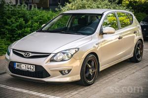 Brown Hyundai i30 2011 in Riga, with an engine capacity of 1.40 L and mileage of 239 thousand km for 1490 €, photo  on AUTOMOTO.COM.LV