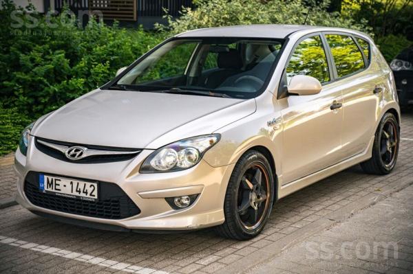 Brown Hyundai i30 2011 in Riga, with an engine capacity of 1.40 L and mileage of 239 thousand km for 1490 €, photo 1 on AUTOMOTO.COM.LV