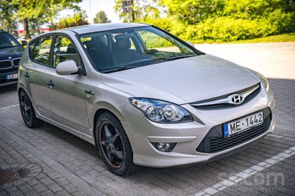 Brown Hyundai i30 2011 in Riga, with an engine capacity of 1.40 L and mileage of 239 thousand km for 1490 €, photo 3 on AUTOMOTO.COM.LV