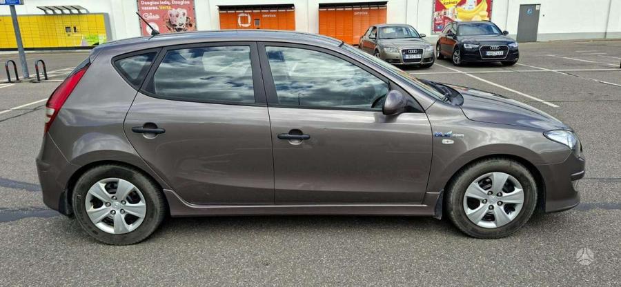 Brūns Hyundai i30 2011 Viļņa, ar dzinēja tilpumu 1.40 L un nobraukumu 135 tūkst. km par 2350 €, foto 7 vietnē AUTOMOTO.COM.LV