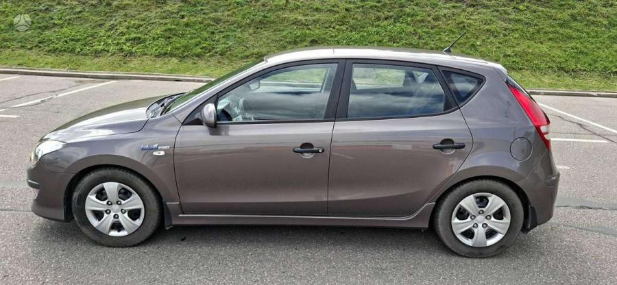 Brūns Hyundai i30 2011 Viļņa, ar dzinēja tilpumu 1.40 L un nobraukumu 135 tūkst. km par 2350 €, foto 8 vietnē AUTOMOTO.COM.LV