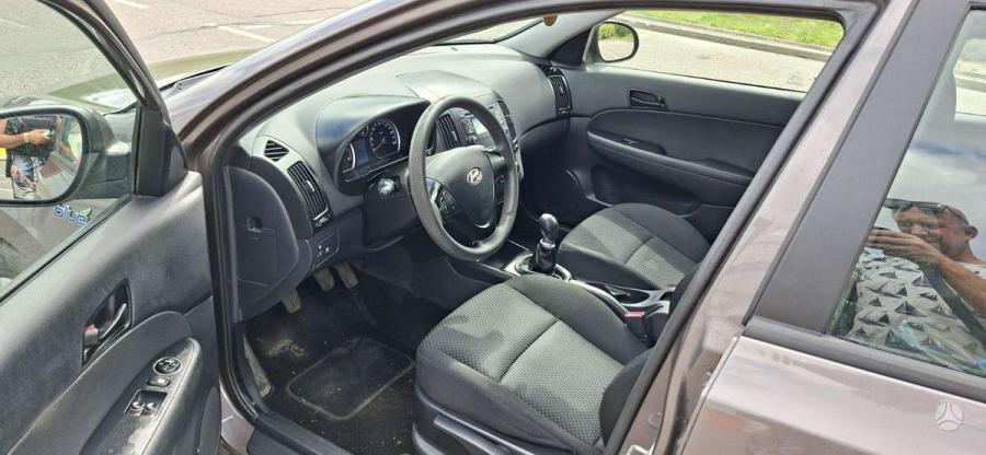 Brūns Hyundai i30 2011 Viļņa, ar dzinēja tilpumu 1.40 L un nobraukumu 135 tūkst. km par 2350 €, foto 10 vietnē AUTOMOTO.COM.LV