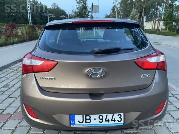 Hyundai i30 2012 Rīga vietnē Brūns Hyundai i30 2012 Rīga, ar dzinēja tilpumu 1.40 L un nobraukumu 208 tūkst. km par 3000 €, foto 5 vietnē AUTOMOTO.COM.LV