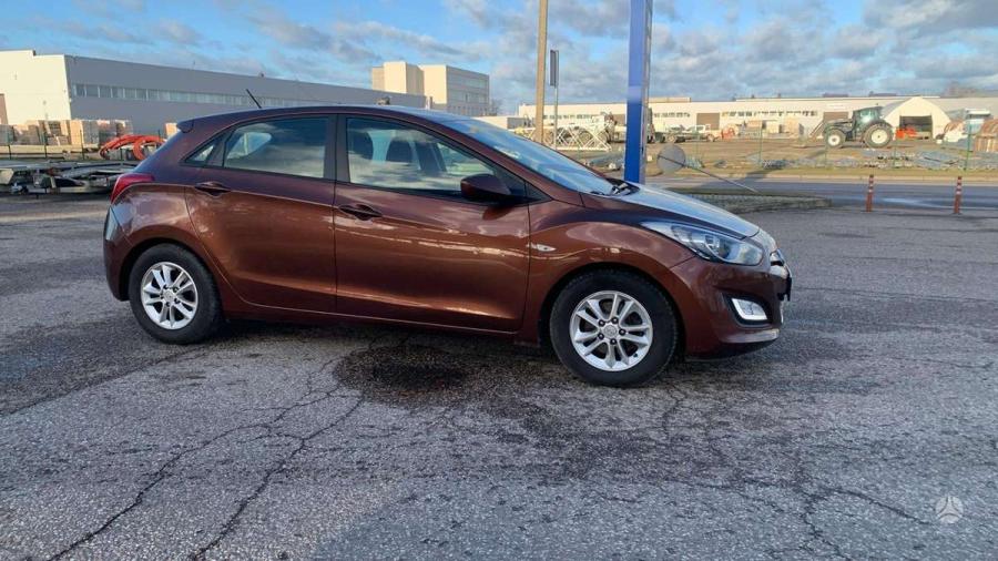 Brown Hyundai i30 2013 in Marijampole, with an engine capacity of 1.59 L and mileage of 200 thousand km for 4300 €, photo 4 on AUTOMOTO.COM.LV