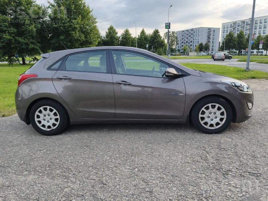 Brown Hyundai i30 2014 in Riga, with an engine capacity of 1.60 L and mileage of 102 thousand km for 5500 €, photo 3 on AUTOMOTO.COM.LV