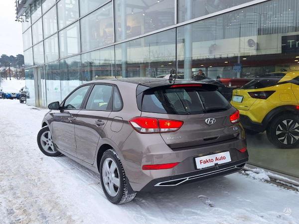 Brown Hyundai i30 2020 in Vilnius, with an engine capacity of 1.00 L and mileage of 43 thousand km for 14900 €, photo 3 on AUTOMOTO.COM.LV