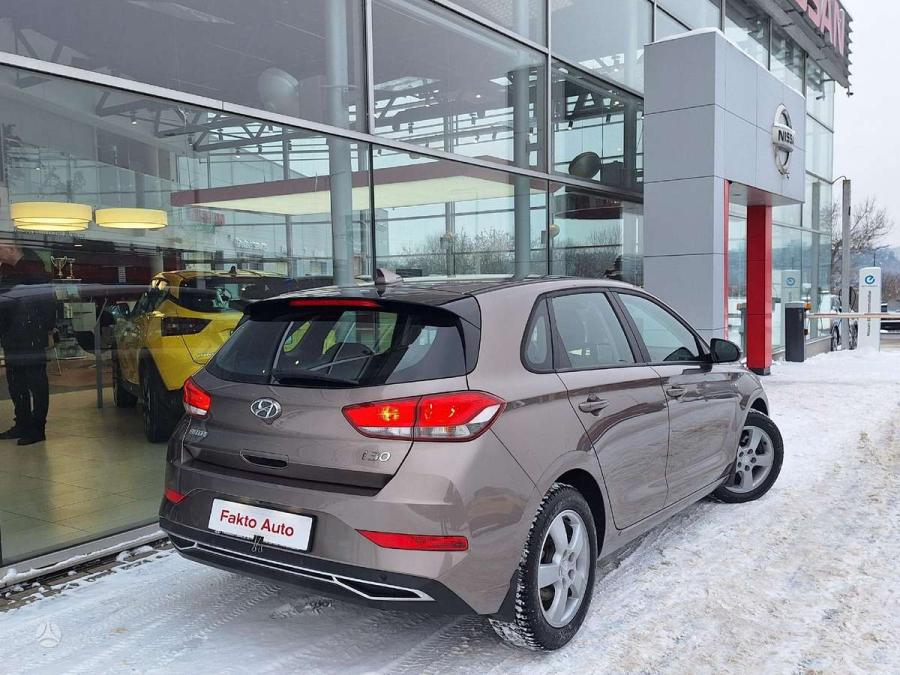 Brown Hyundai i30 2020 in Vilnius, with an engine capacity of 1.00 L and mileage of 43 thousand km for 14900 €, photo 4 on AUTOMOTO.COM.LV