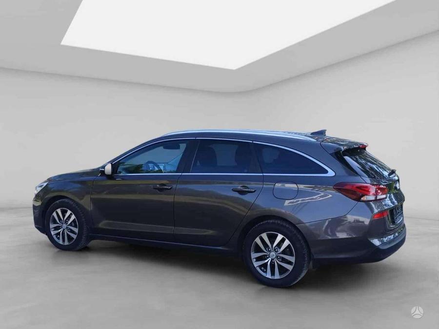 Brown Hyundai i30 2018 in Vilnius, with an engine capacity of 1.60 L and mileage of 175 thousand km for 7590 €, photo 4 on AUTOMOTO.COM.LV