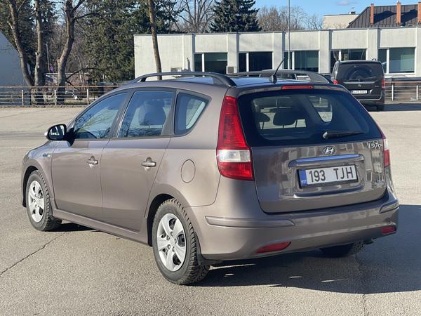 Brown Hyundai i30 2011 in Tartu, with an engine capacity of 1.60 L and mileage of 426 thousand km for 2490 €, photo 2 on AUTOMOTO.COM.LV