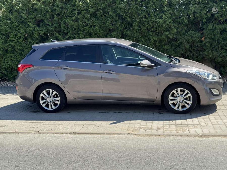 Brown Hyundai i30 2012 in Taurage, with an engine capacity of 1.58 L and mileage of 235 thousand km for 3200 €, photo 3 on AUTOMOTO.COM.LV