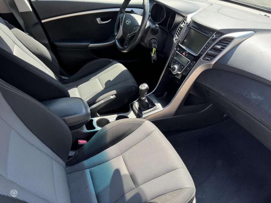 Brown Hyundai i30 2012 in Taurage, with an engine capacity of 1.58 L and mileage of 235 thousand km for 3200 €, photo 9 on AUTOMOTO.COM.LV
