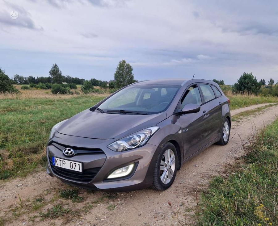 Brown Hyundai i30 2012 in Vilnius, with an engine capacity of 1.40 L and mileage of 261 thousand km for 2850 €, photo 3 on AUTOMOTO.COM.LV